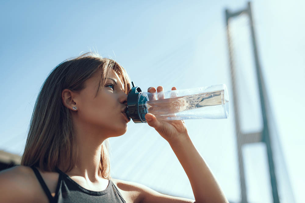 6 ways to hydrate on the move during a heatwave - Healthista
